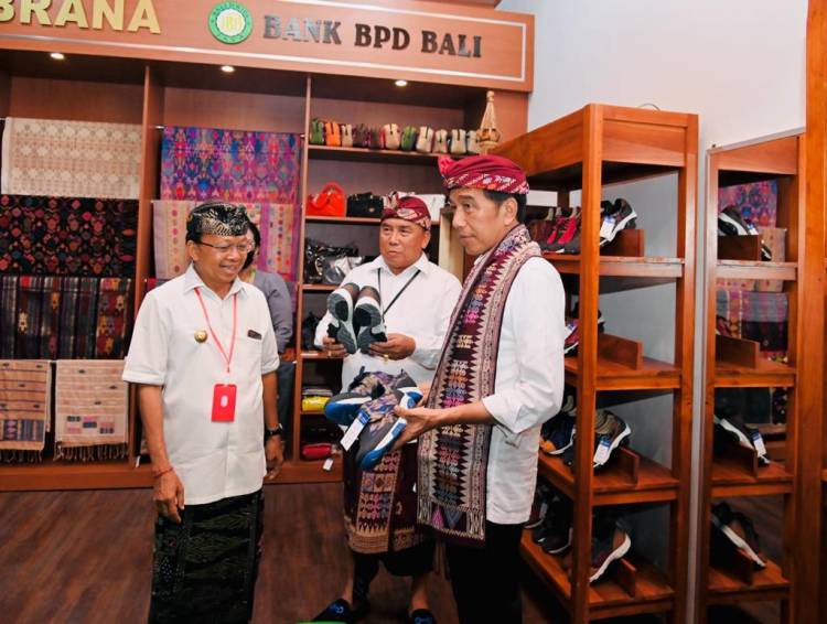 Presiden Beli Sepatu Baru, Model Kets dengan Khas Tenun Bali